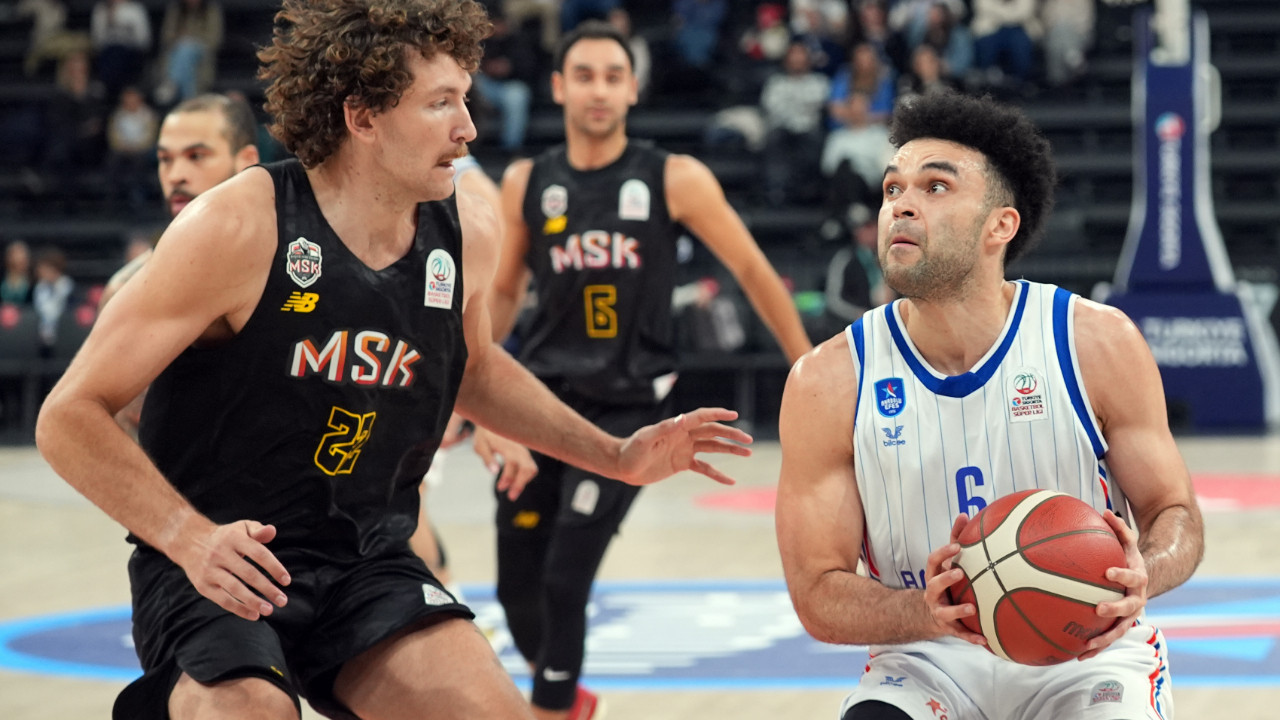 Anadolu Efes'ten farklı galibiyet: Shane Larkin ve Jordan Nwora şov yaptı!