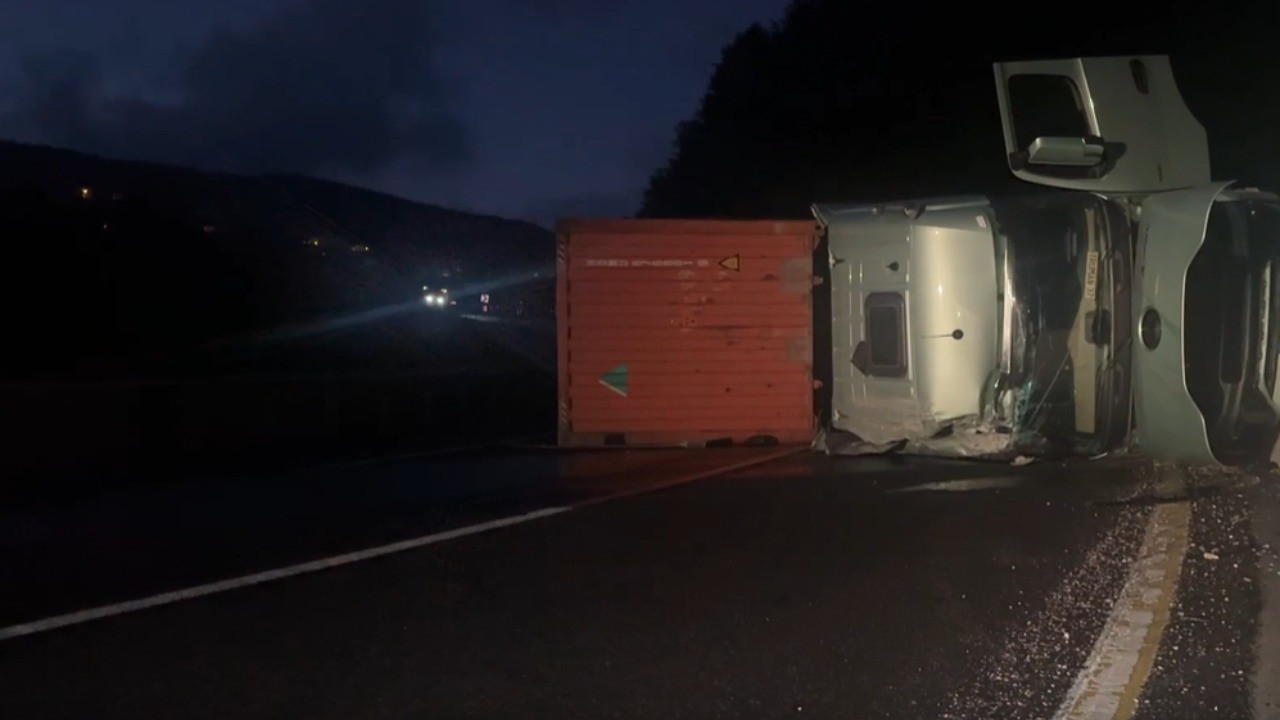 Mühimmat TIR'ı devrildi, İstanbul yönü trafiğe kapandı