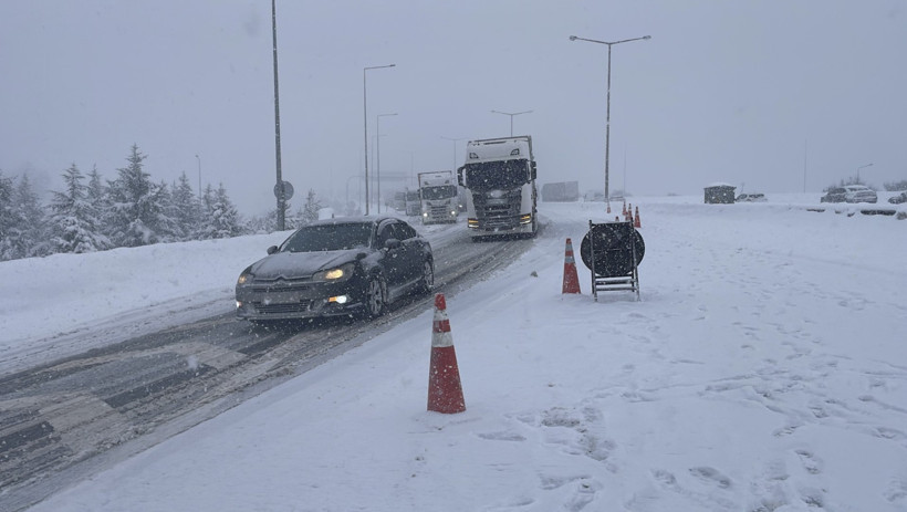 Bolu geçişinde trafik alarmı: Otoyol açıldı, D-100 kapandı