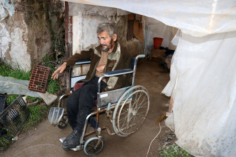 Muşambanın içinde yaşıyordu, hastaneye kaldırıldı